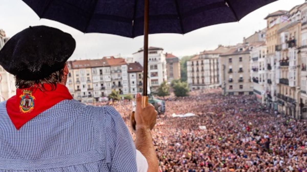 La Bajada de Celedón – ESTANTES DE PAPEL